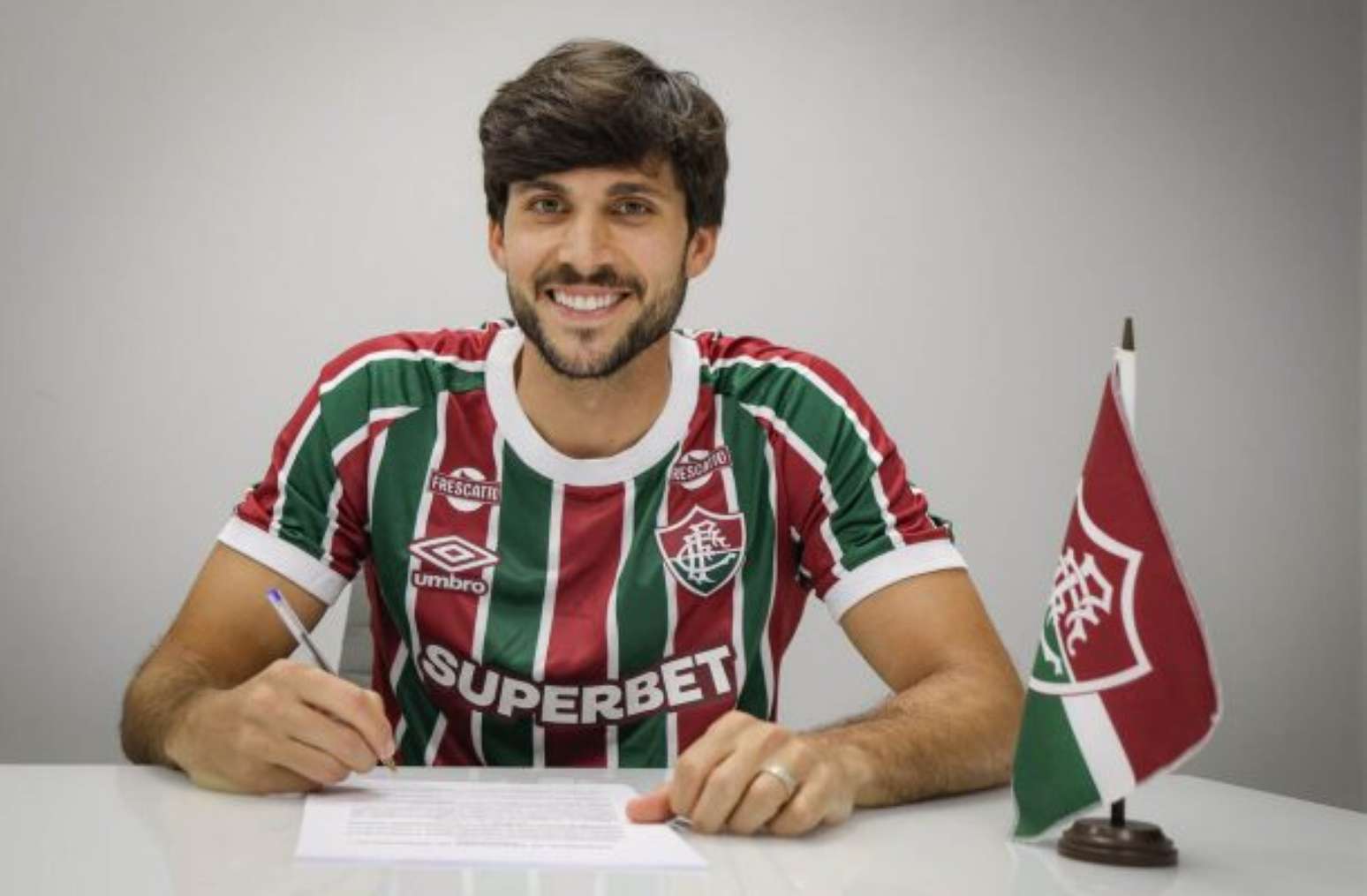 Fluminense anuncia a contratação do zagueiro Igor Rabello, que já está ...