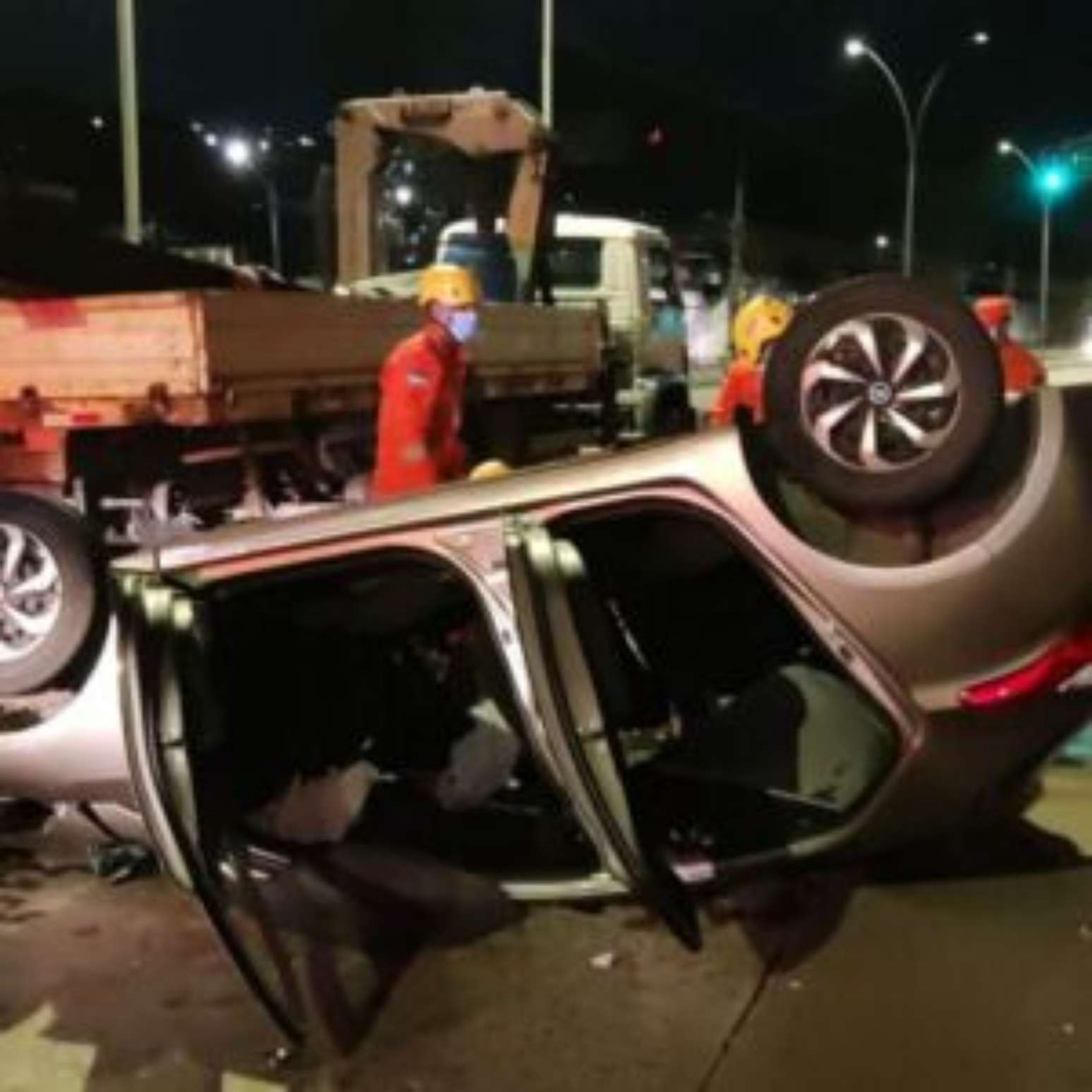 Acidente entre caminhão e carro deixa um morto e dois feridos, na Avenida Norte; veja vídeo