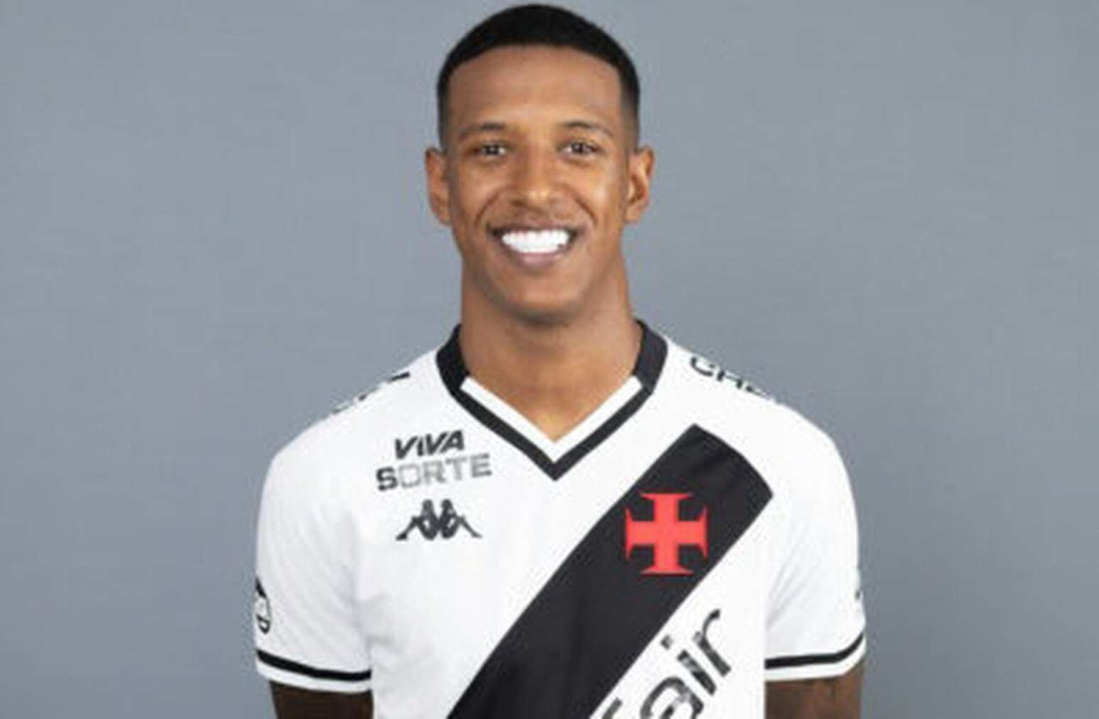 Vasco anuncia a contratação do zagueiro Robert Renan, do Zenit