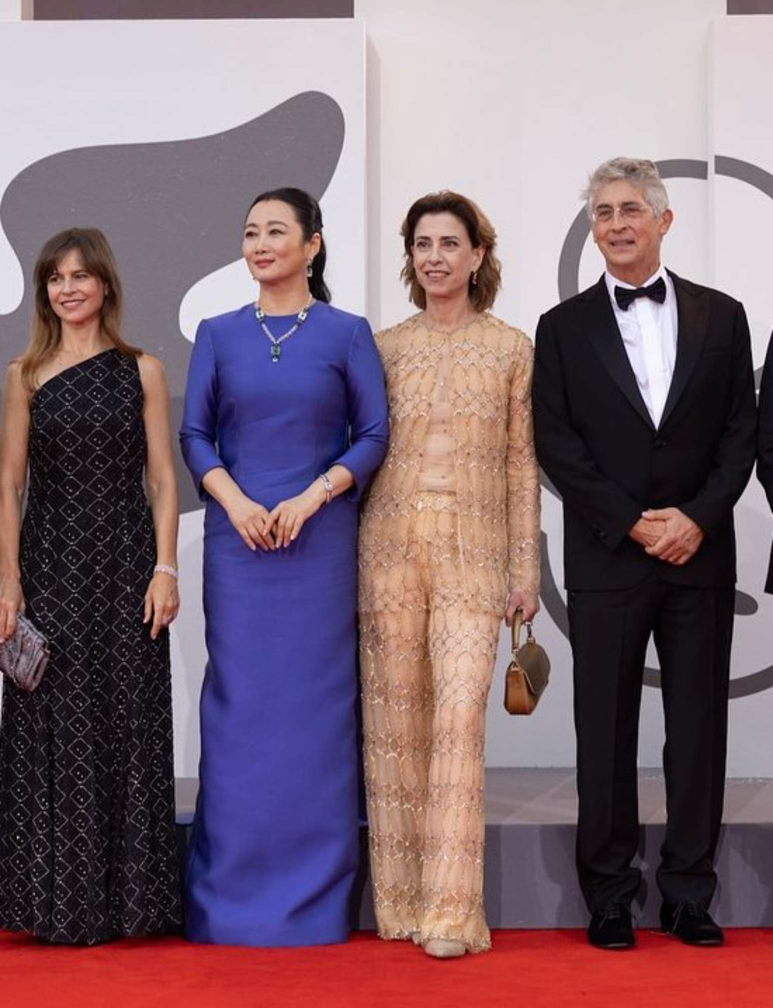 Fernanda Torres elege look da Armani em Veneza (não, Armane!)
