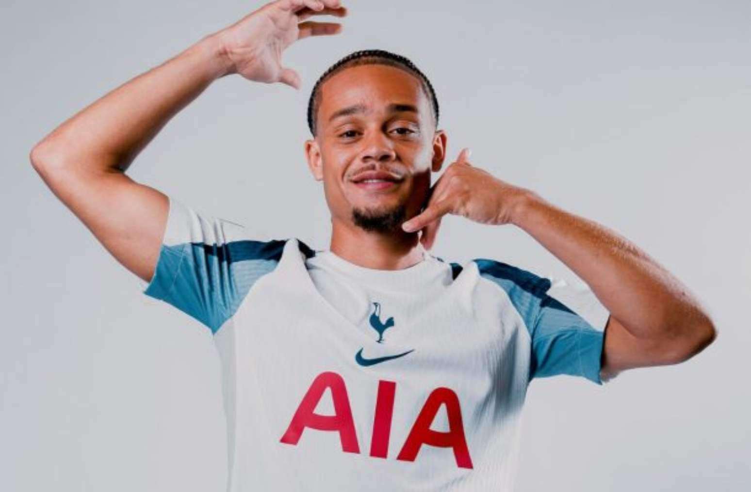 Tottenham dá chapéu no Chelsea e anuncia a contratação de Xavi Simons