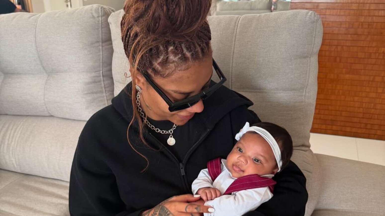 Ludmilla encanta fãs ao postar foto com a filha Zuri: "Idêntica à mamãe"