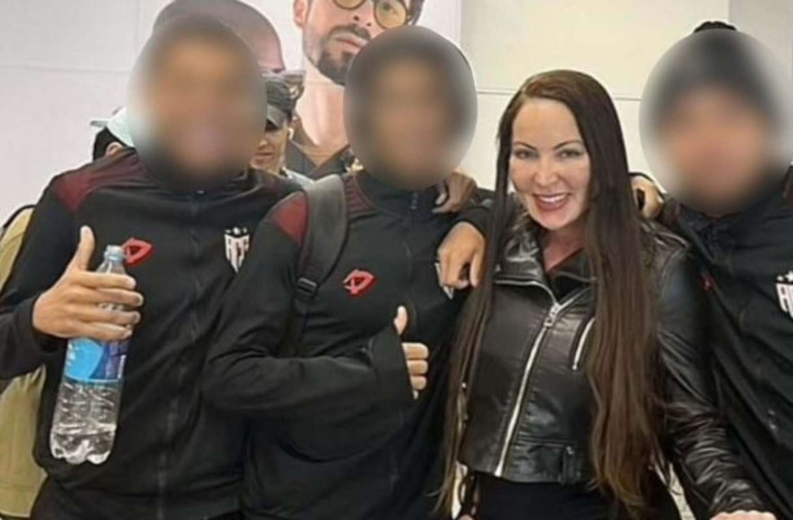 Jogadores da base do Atlético-GO são dispensados após foto com atriz pornô