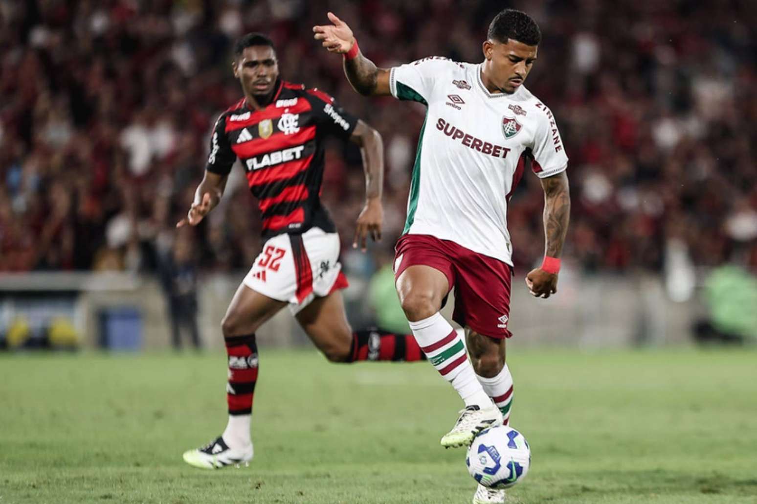 John Kennedy ainda não 'encanta' Renato e busca minutagem no Fluminense