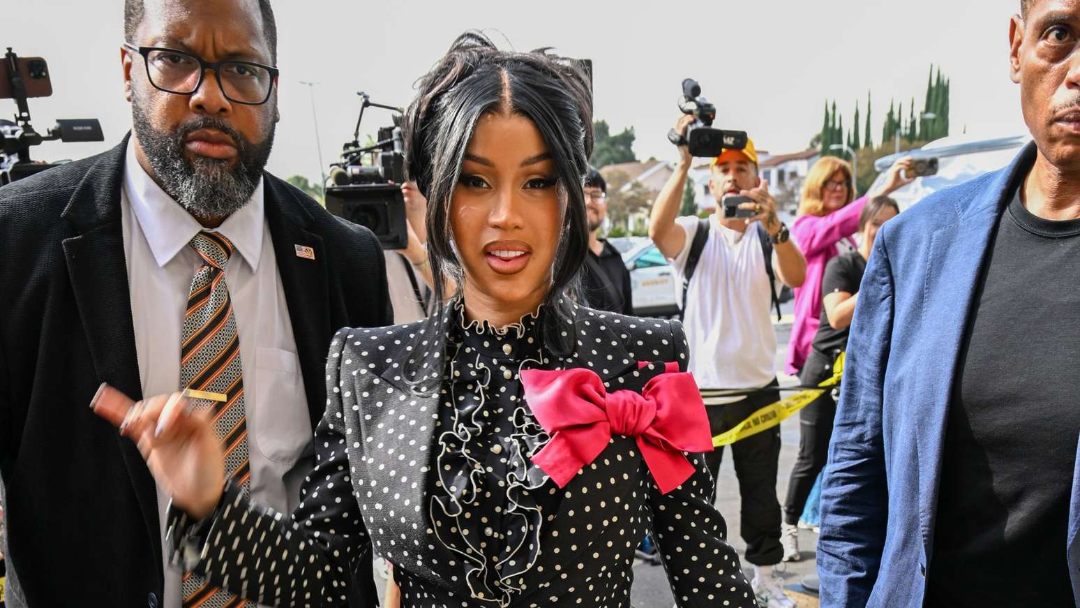 Cardi B vence processo de agressão movido por segurança: 'Sou super ...