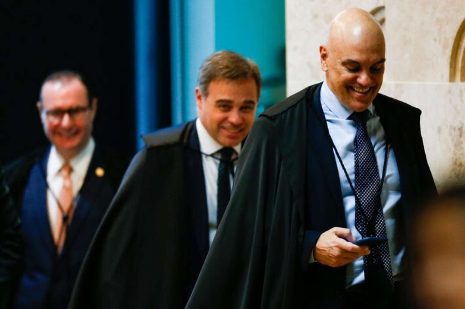 Alexandre de Moraes brinca com André Mendonça em sessão no STF: 'Quer ...