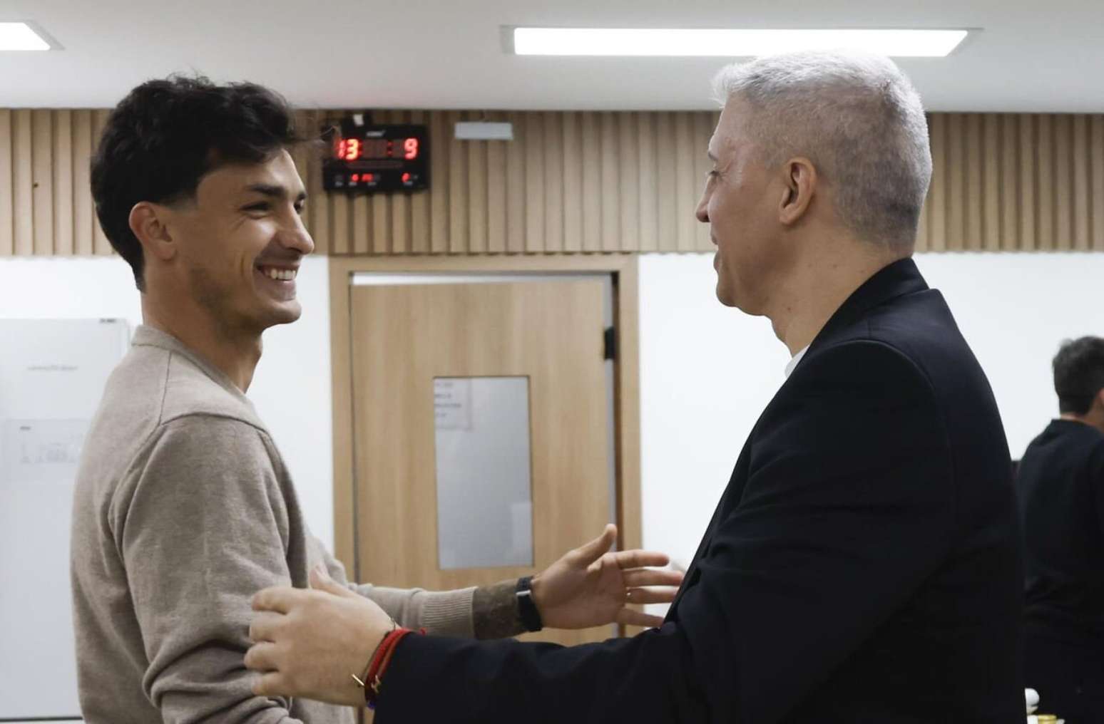 São Paulo terá reunião com Crespo para saber se segue busca por camisa 9