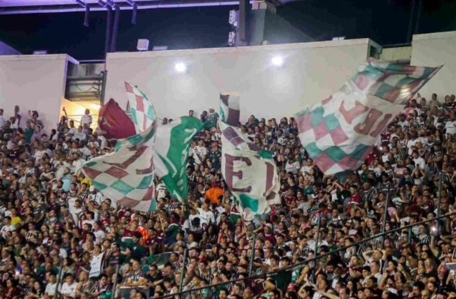 Torcida do Fluminense prepara festa para jogo decisivo da Copa do Brasil