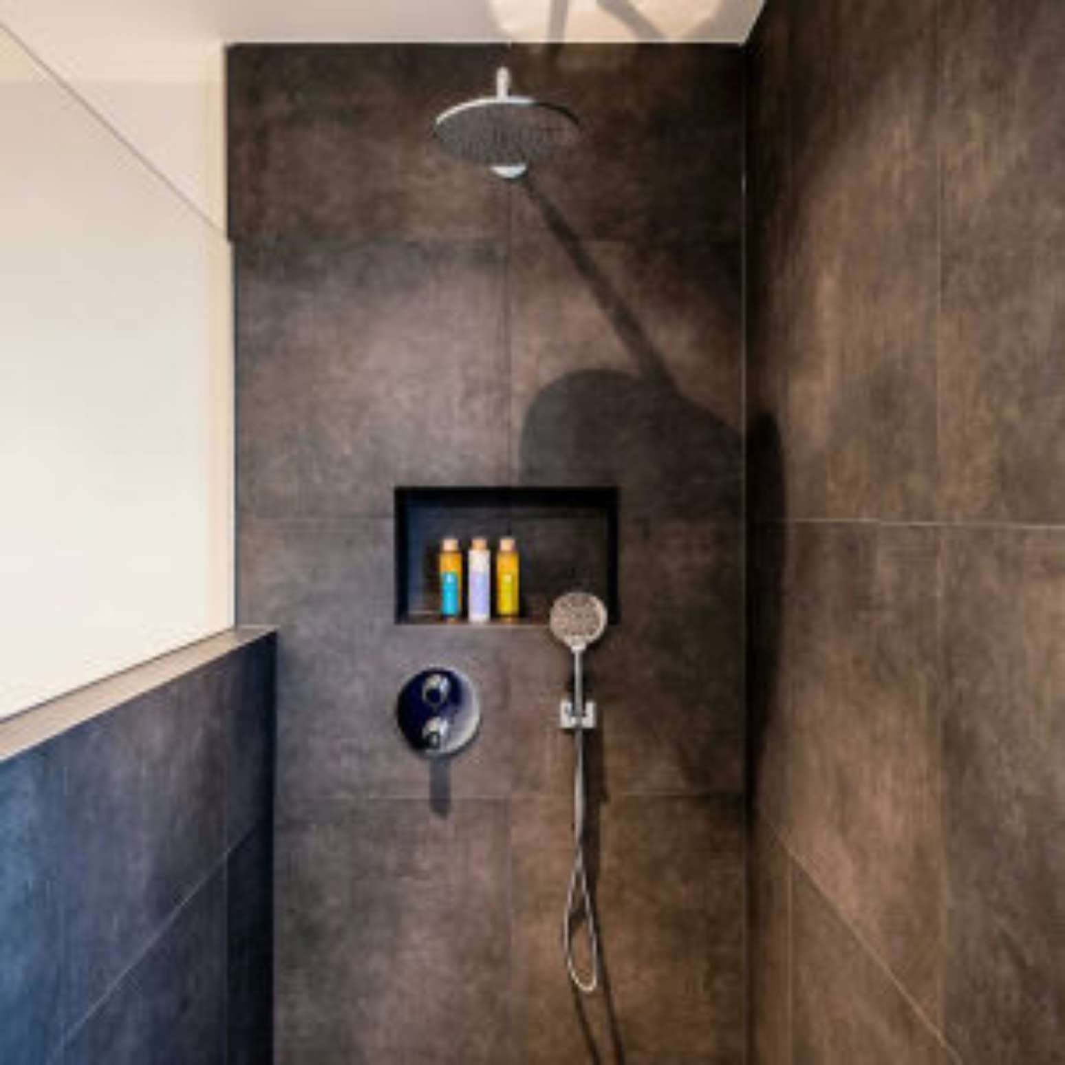 Chega de box de vidro: chuveiro "walk-in" eleva o padrão de design e ...