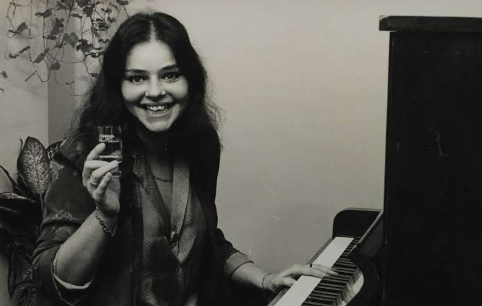 Morre Angela Ro Ro, ícone lésbico e voz marcante da MPB, aos 75 anos