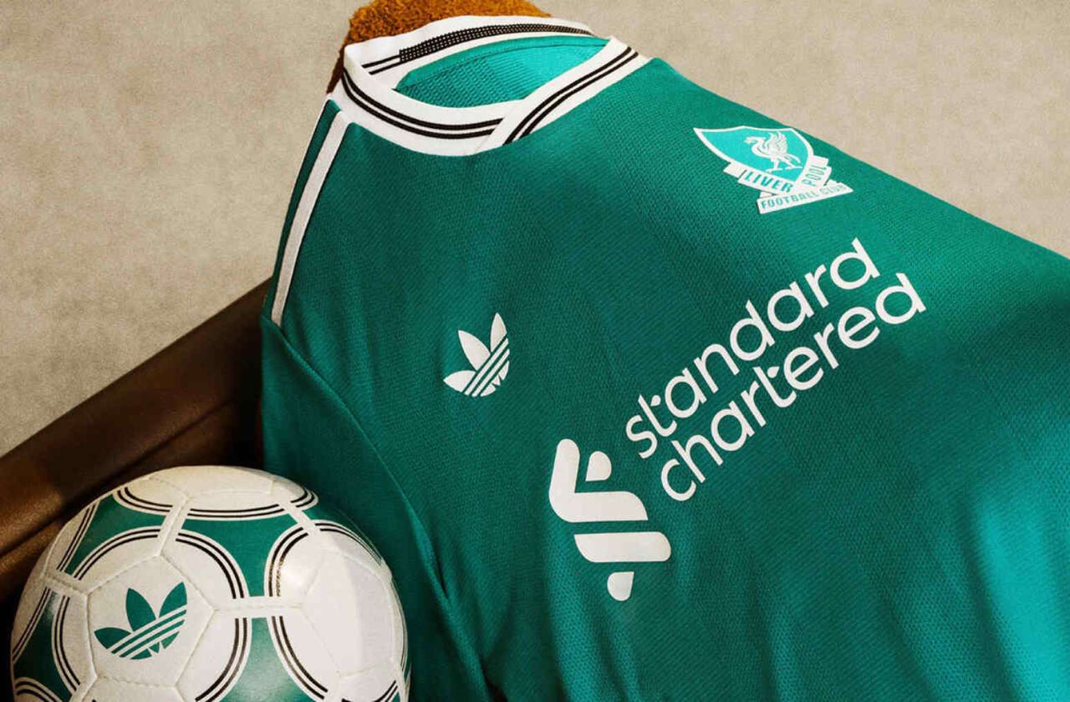 Liverpool lança novo terceiro uniforme verde com referência aos anos 1990