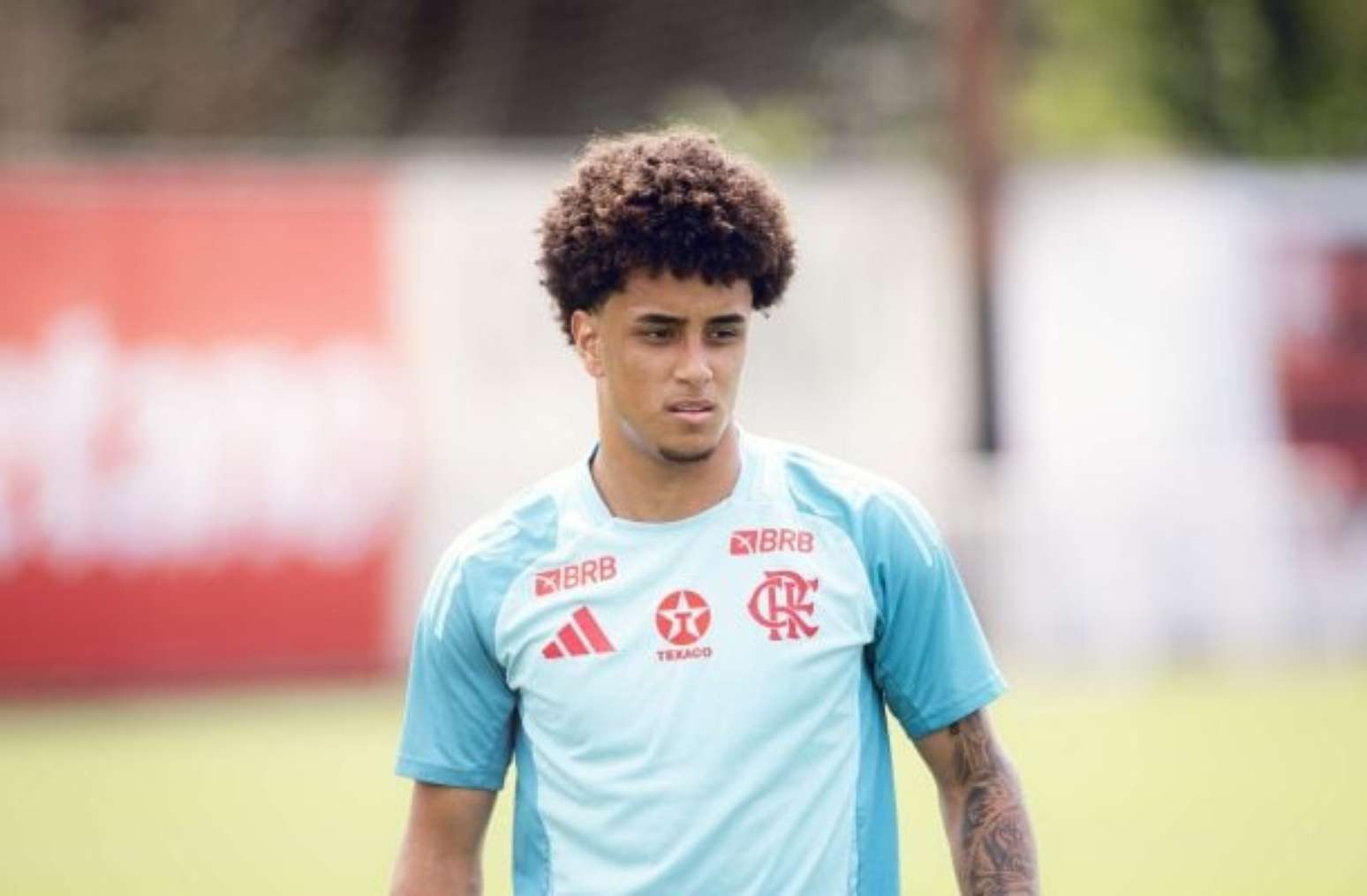 Joia do Flamengo realiza treino com grupo principal
