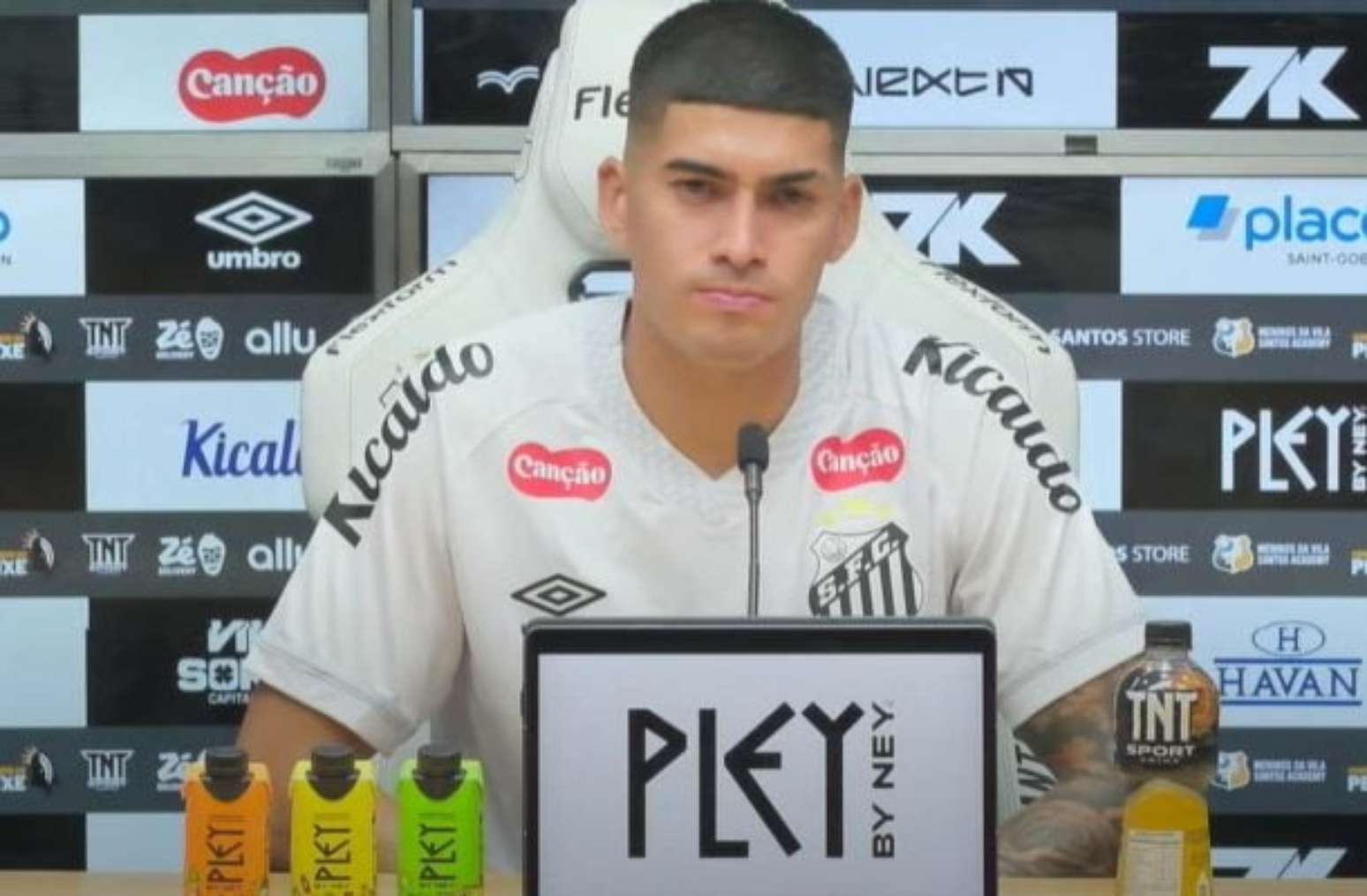 Adonis Frías é apresentado no Santos: "Maior desafio da minha carreira"