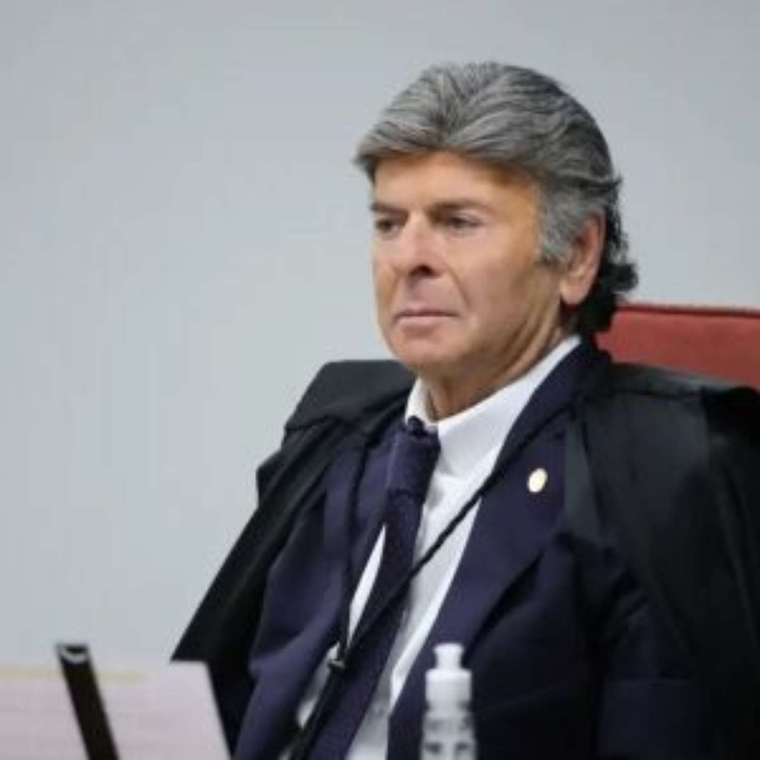 Luiz Fux vota por incompetência absoluta do STF e pede nulidade de ...