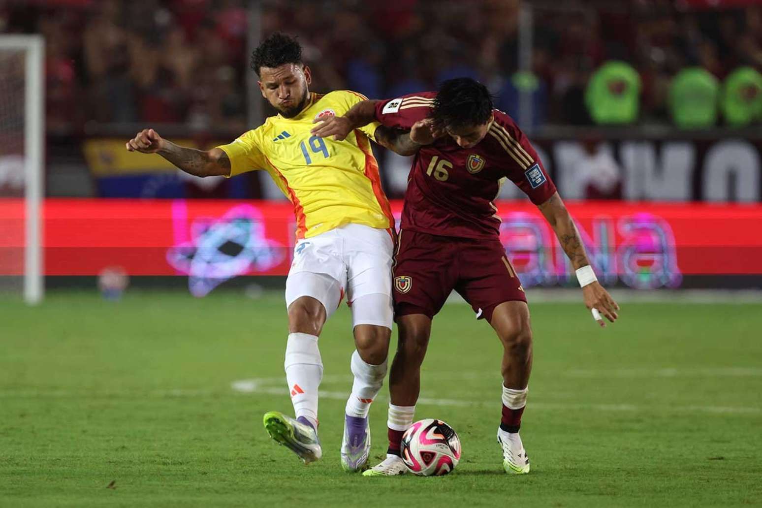 Luis Suárez marca 4 vezes e Colômbia elimina a Venezuela: 6 a 3