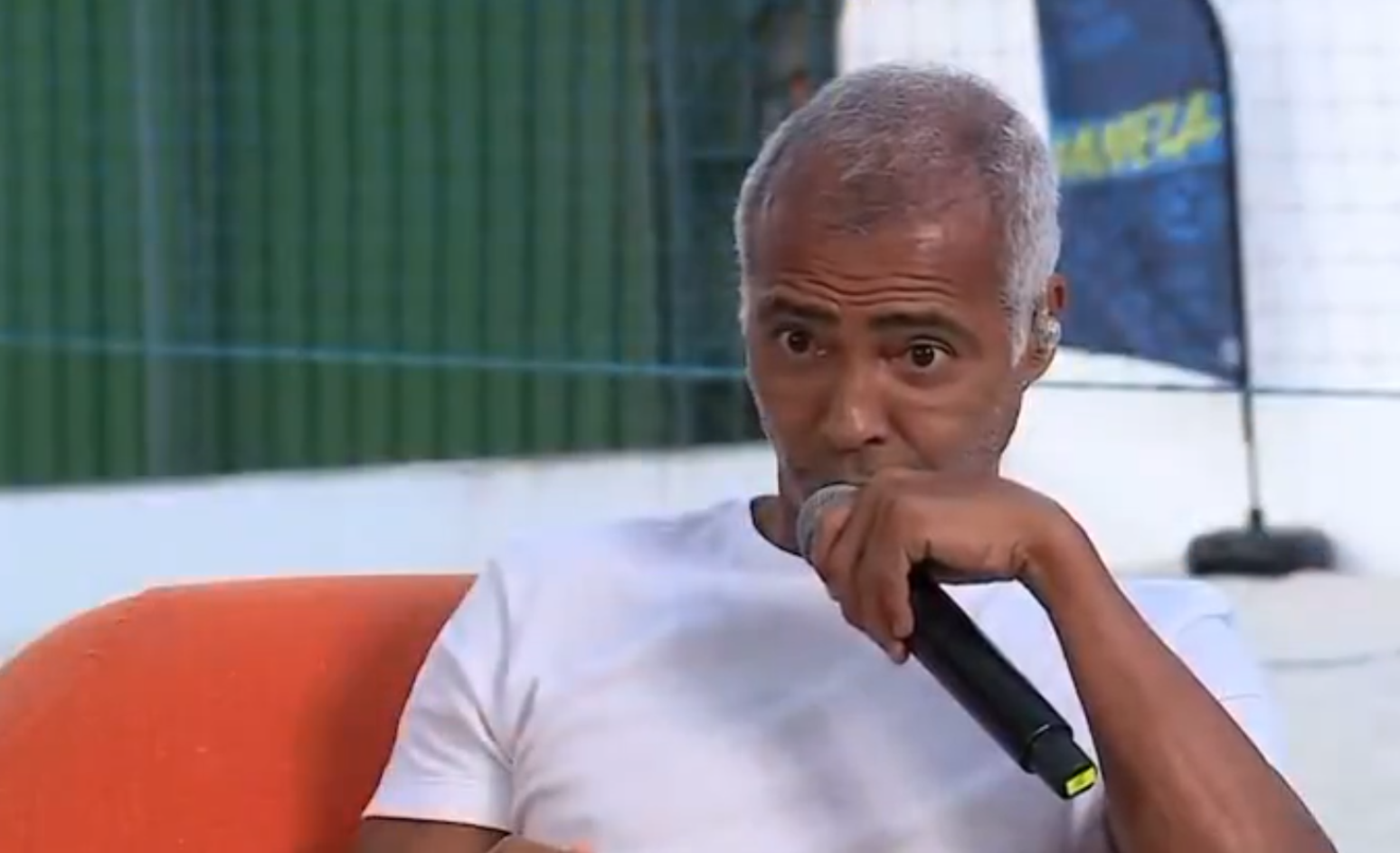 Romário viraliza ao se contradizer sobre ser "Deus" em programa ao vivo