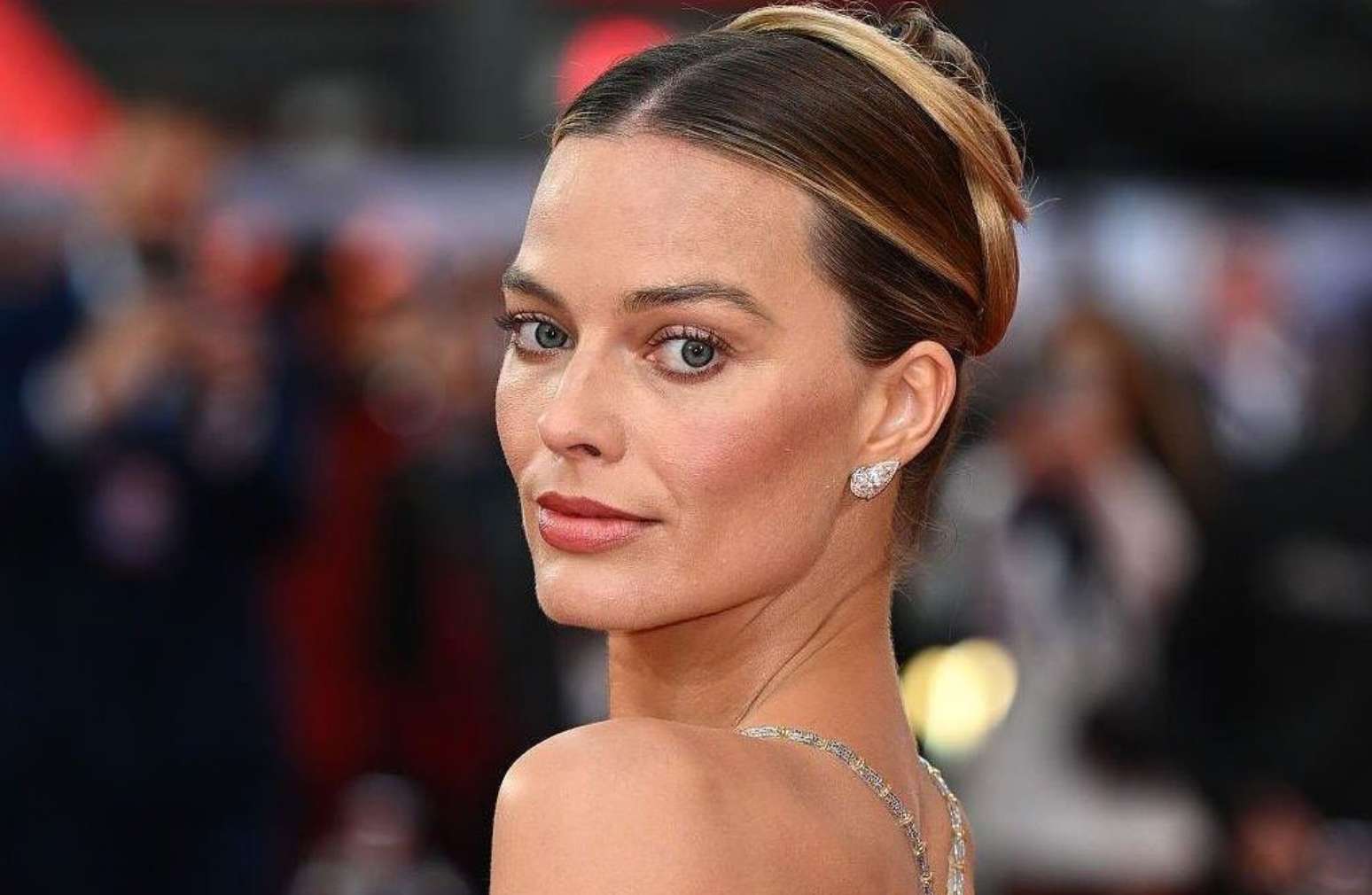 Margot Robbie usa 'naked dress' matador em red carpet