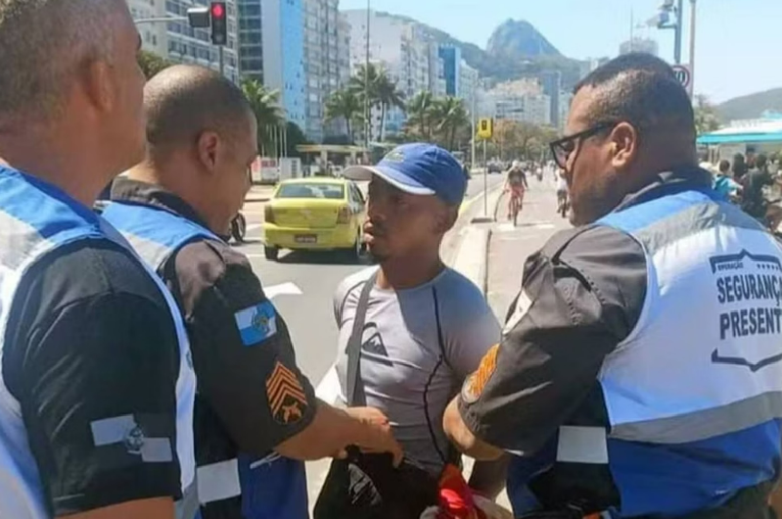 Homem é preso na praia de Copacabana após vender porção de camarão por ...