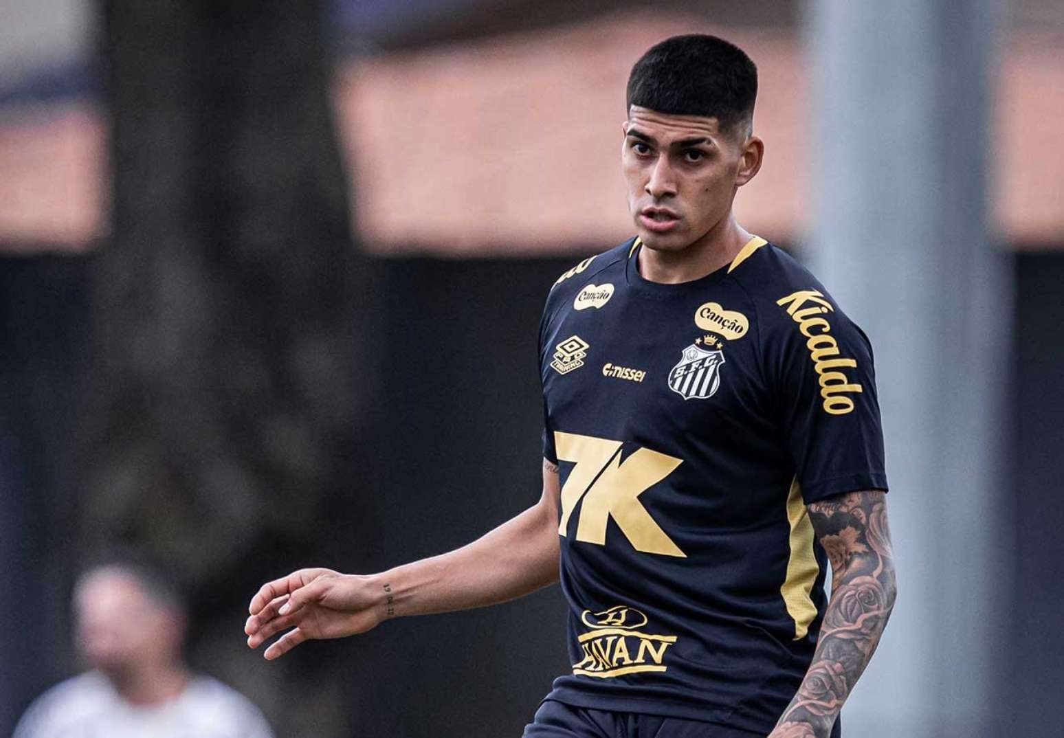 Adonis Frías é regularizado e pode estrear pelo Santos