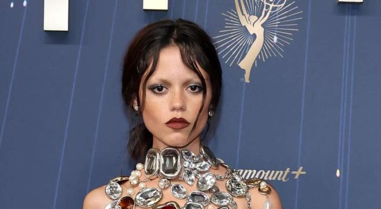 Emmy 2025: Jenna Ortega de naked dress, Selena de vermelho e