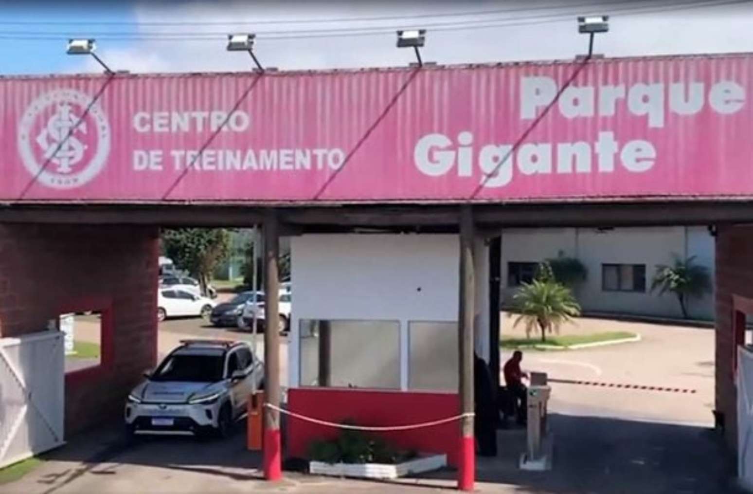 Torcedores invadem o CT Parque Gigante antes do treino do Internacional