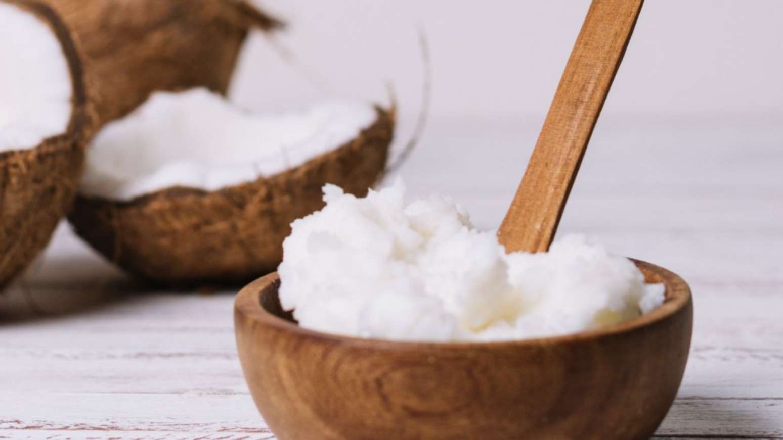Aliado natural: 7 benefícios do óleo de coco na beleza