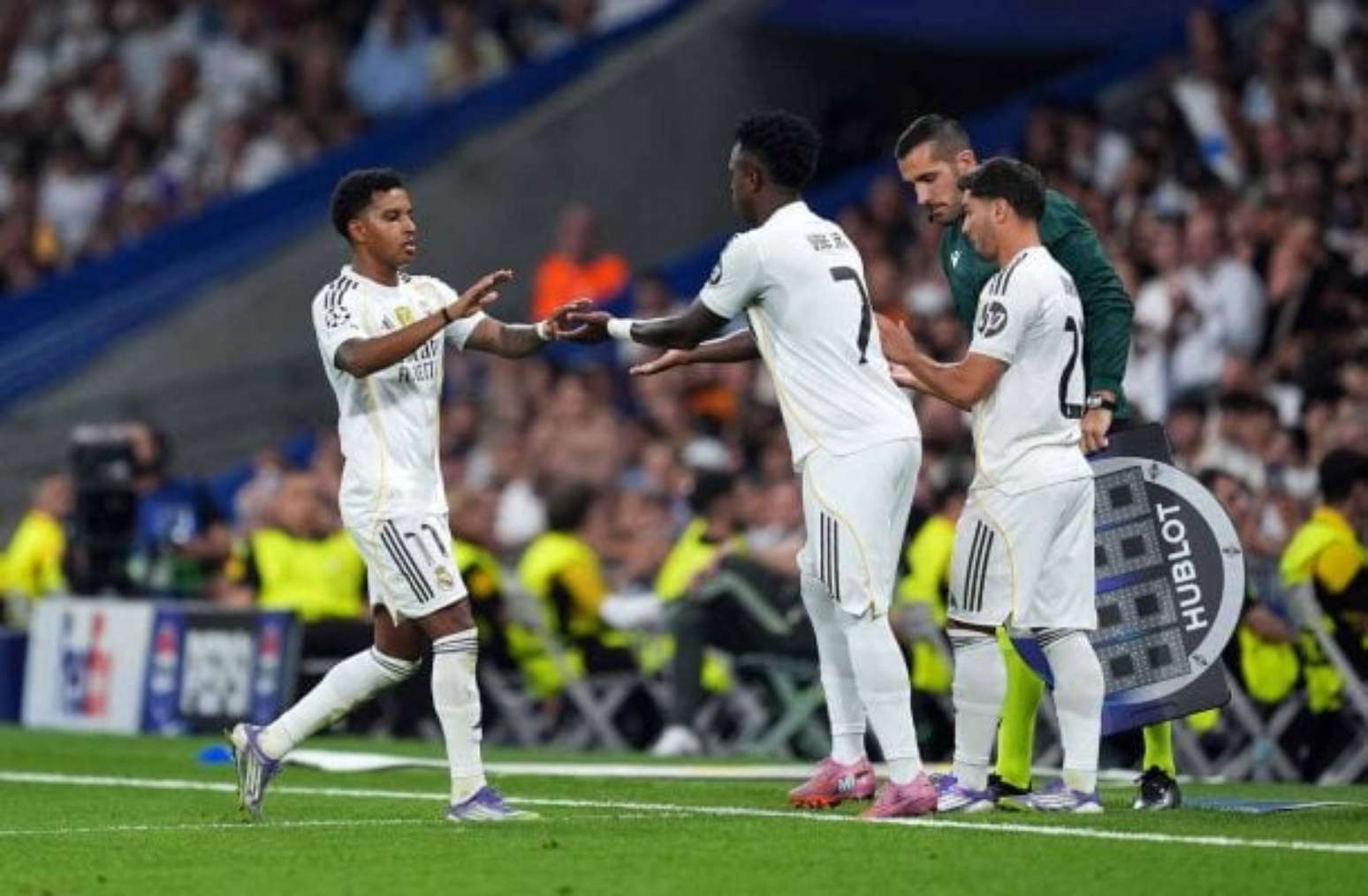 Jornais espanhóis destacam briga por posição entre Vini Jr e Rodrygo no ...