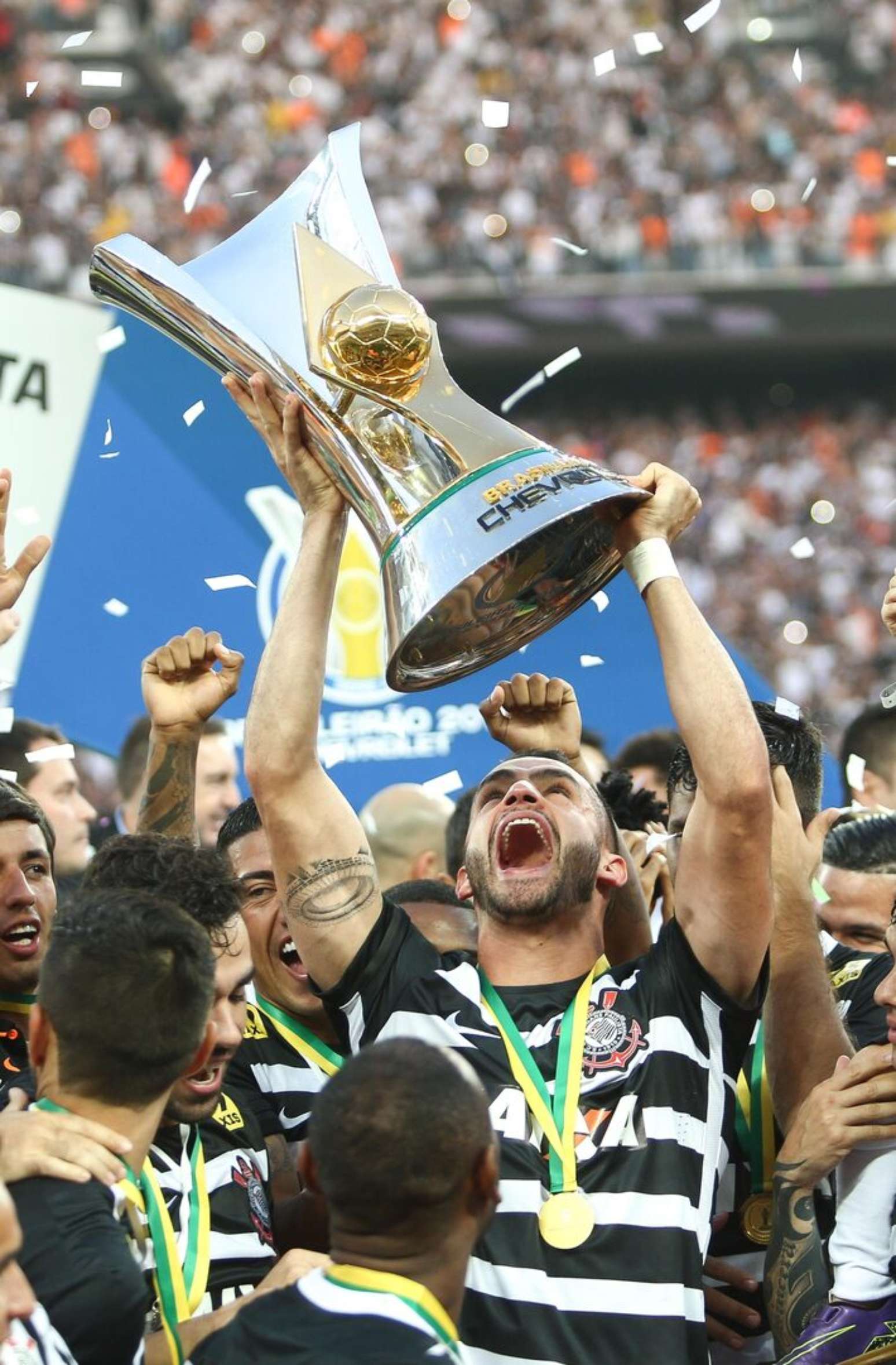 Renato Augusto anuncia aposentadoria e se despede do futebol aos 37 anos