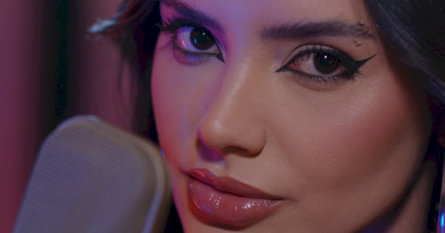 Júlia Rezende apresenta 'Invenção' na Hit Sessions