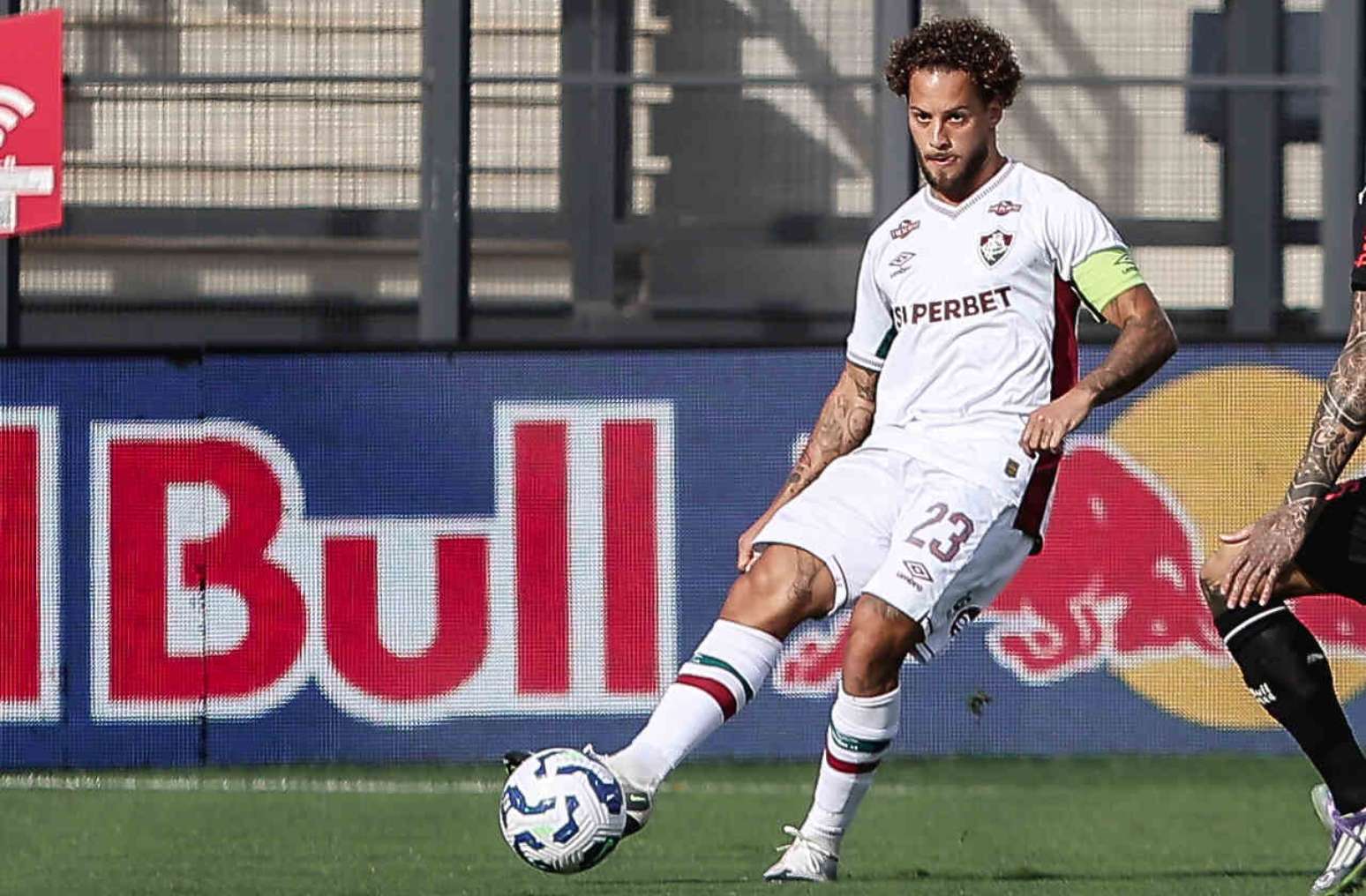 Fluminense acerta renovação com lateral-direito Guga