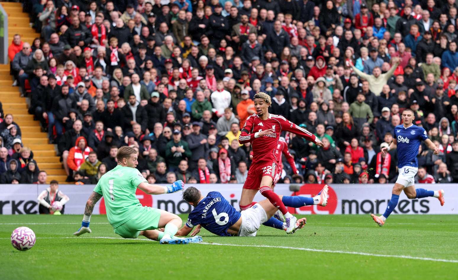 Liverpool vence o Everton no clássico e segue invicto na Premier League