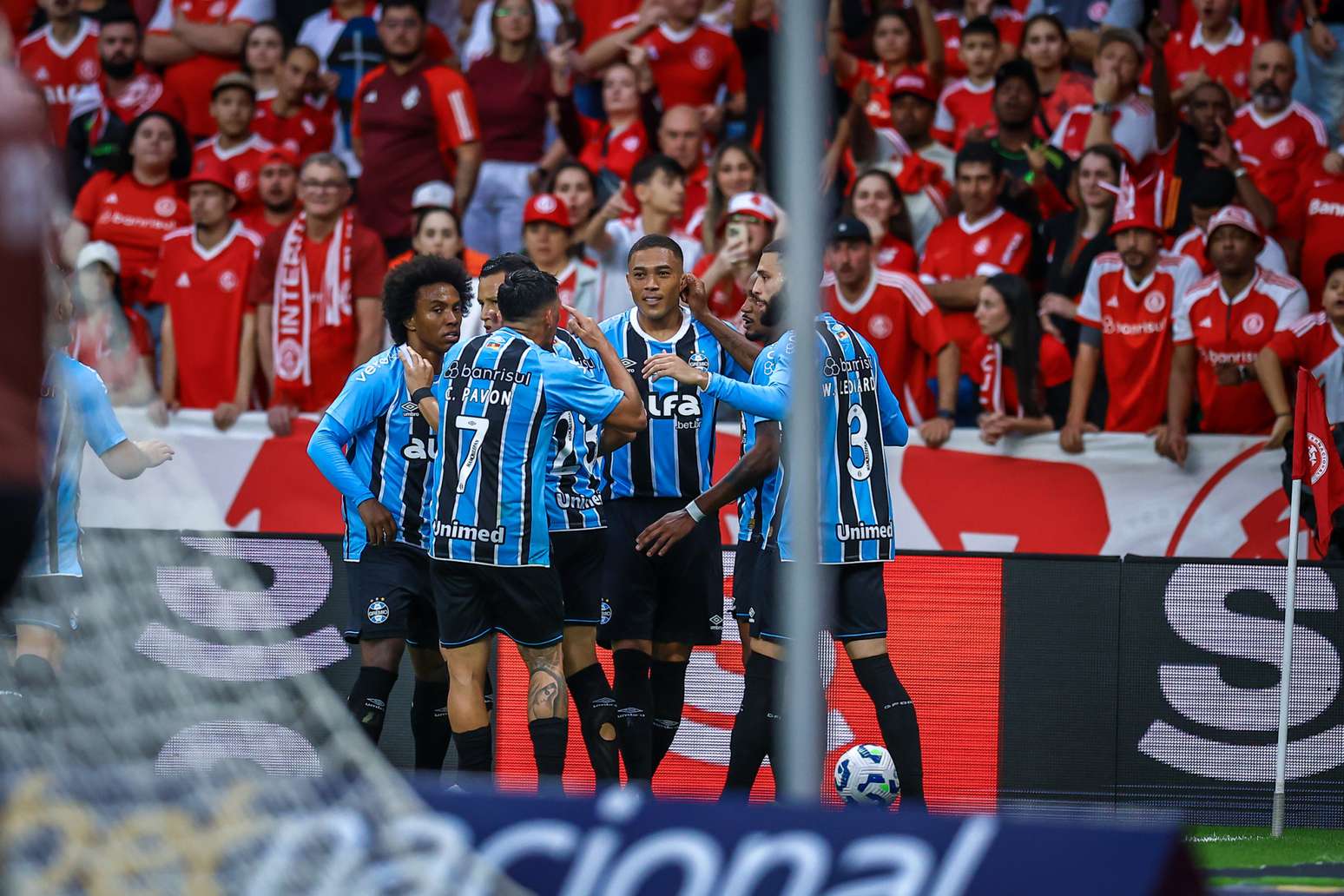 Grêmio derrota o Internacional de virada no Gre-Nal 448