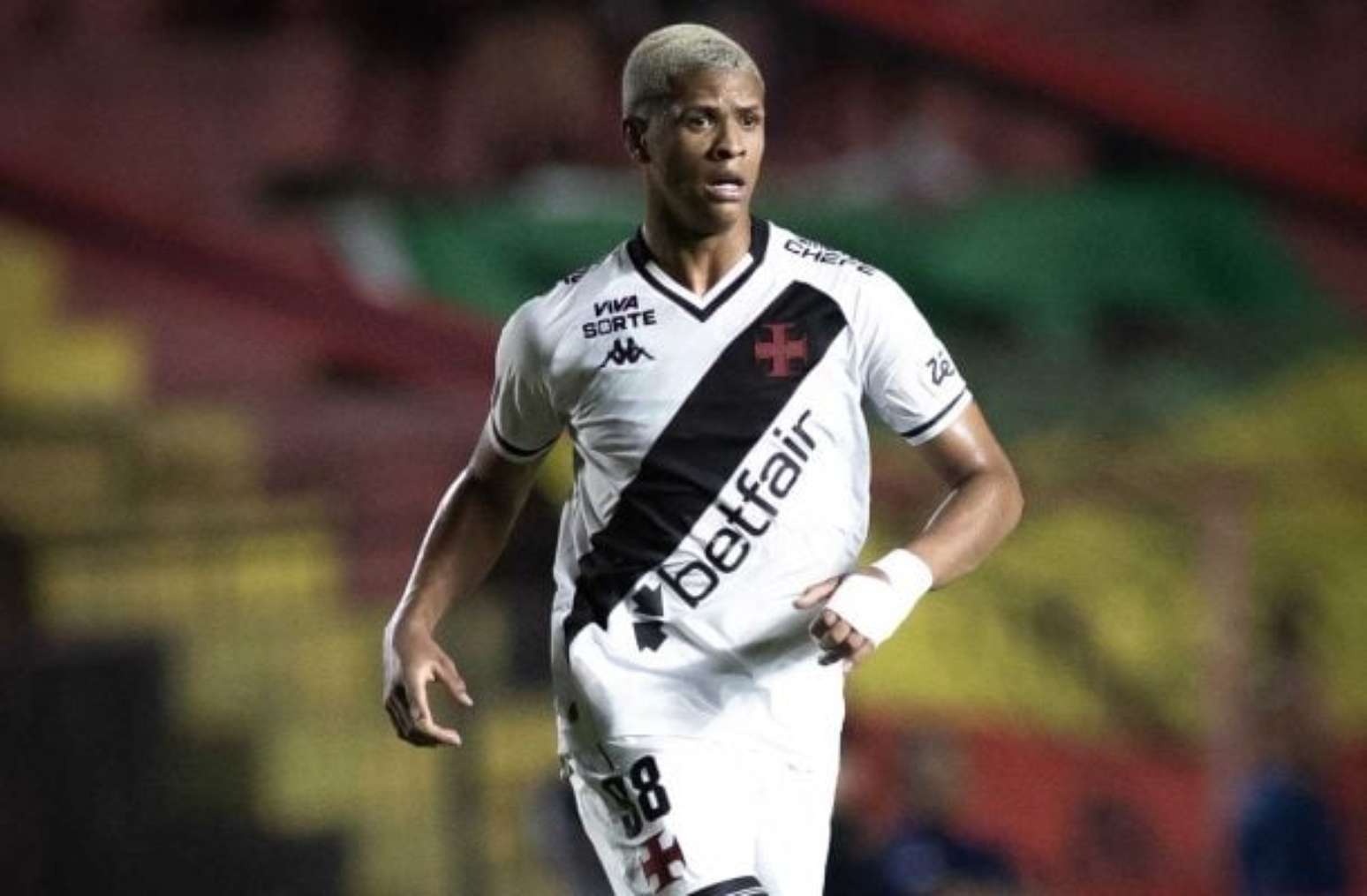 Invicto como titular, Barros reforça tradição do Vasco em revelar volantes