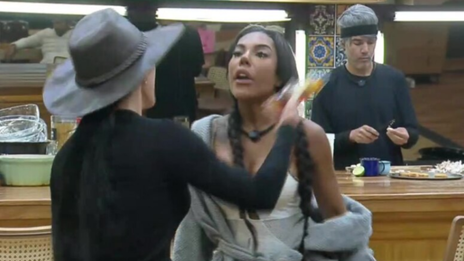 VÍDEO: Expulsão? Carol e Rayanne têm contato físico durante barraco em A Fazenda