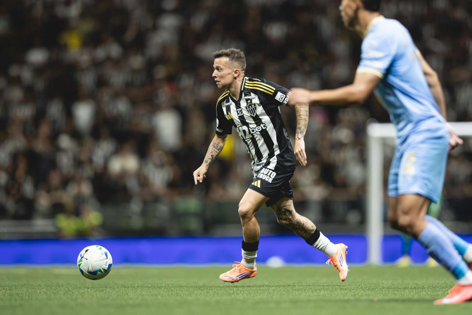 Após gol da classificação na Sul-Americana, Bernard detona técnico do ...