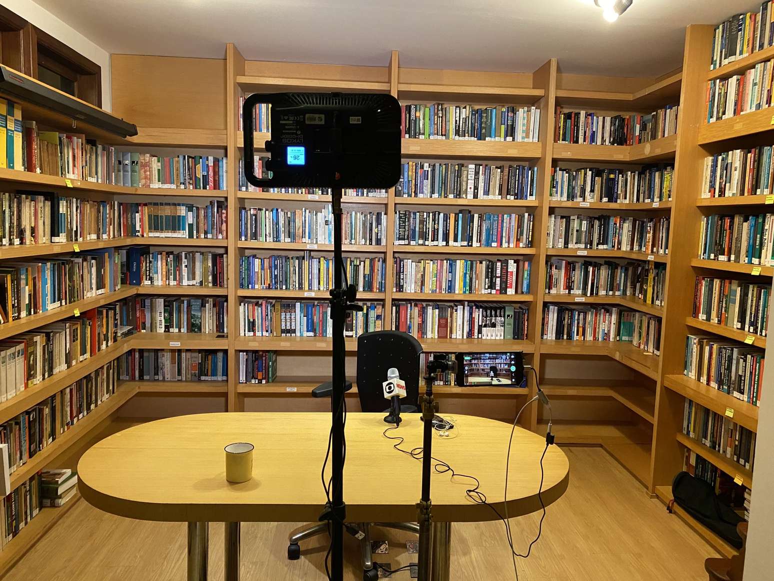 Miriam Leitão tem biblioteca com 7 mil livros catalogados com QR Code; veja