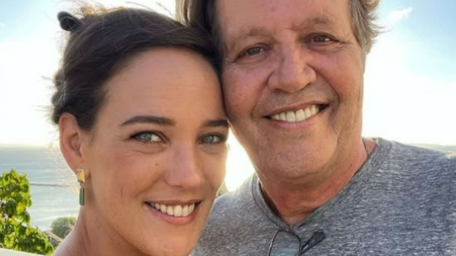 Adriana Birolli e Ivan Zettel oficializam casamento em cerimônia íntima