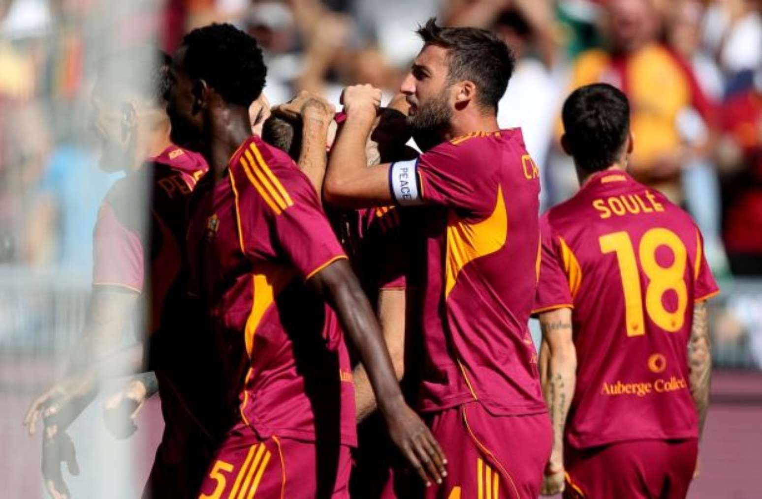 Roma vence Verona e cola na liderança do Italiano