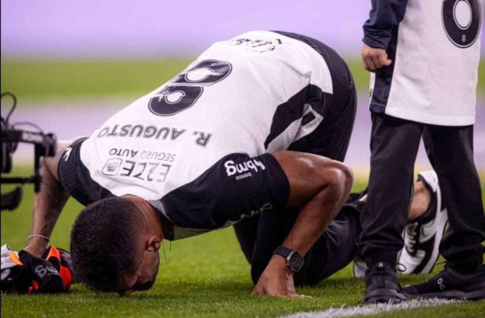 Renato Augusto recebe homenagem antes de Corinthians e Flamengo