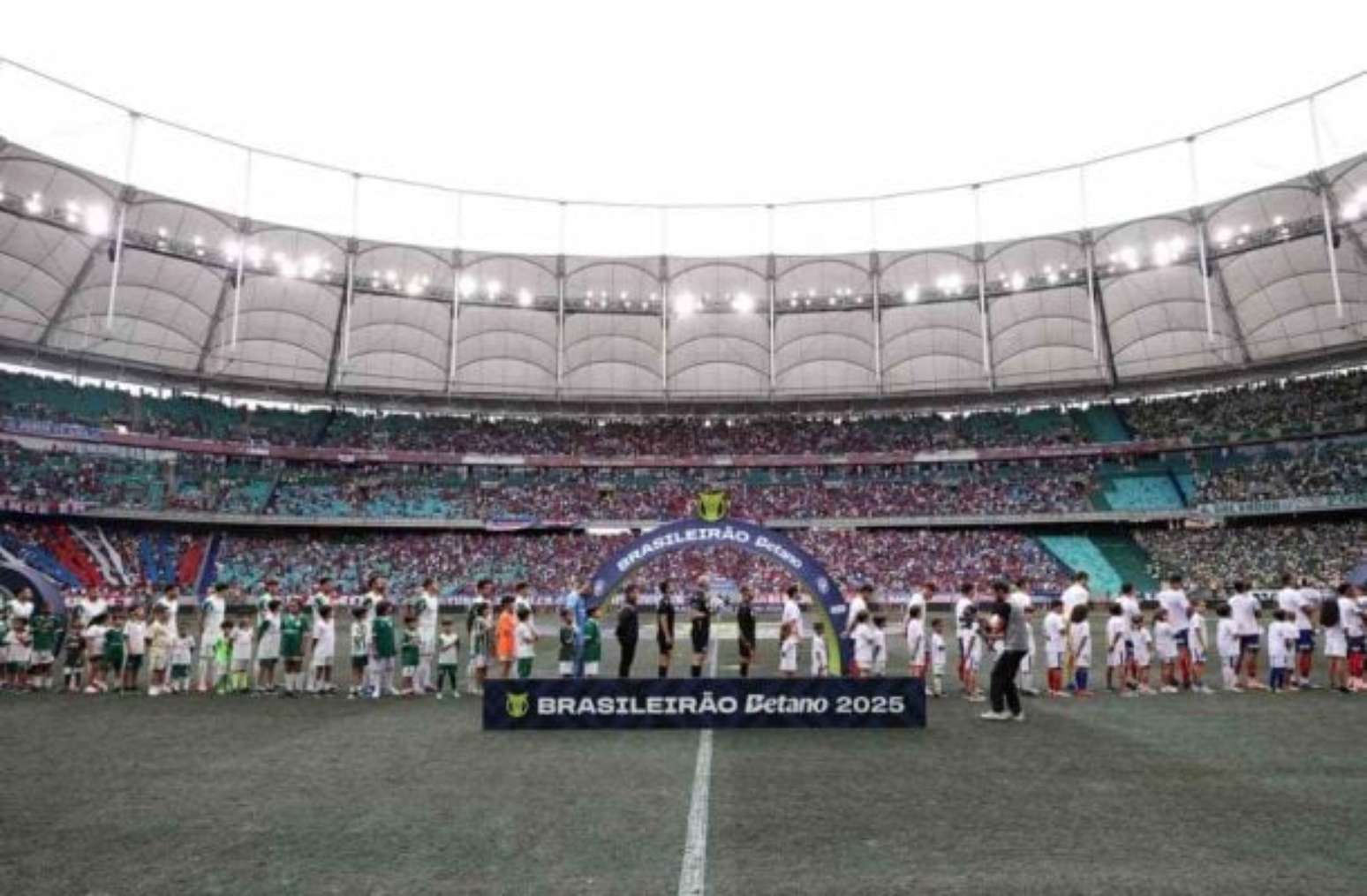 Empresa nega problemas no gramado da Fonte Nova após reclamação do ...