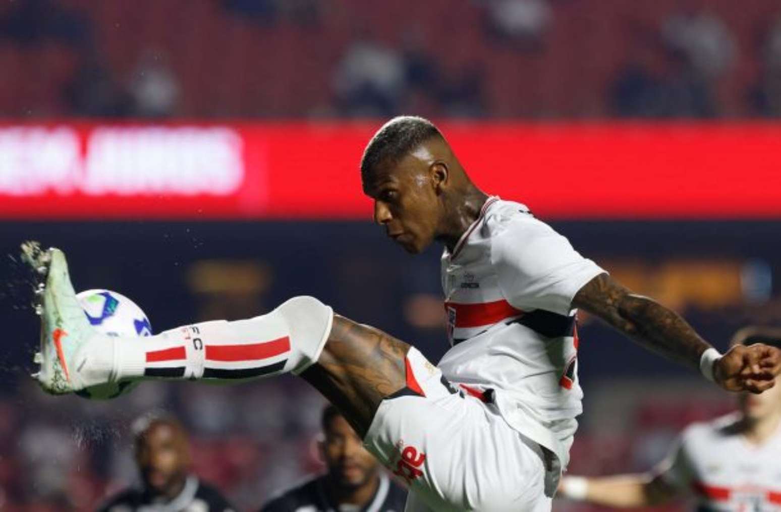 Arboleda comenta sobre momento complicado do São Paulo: "Sofro mais que ...