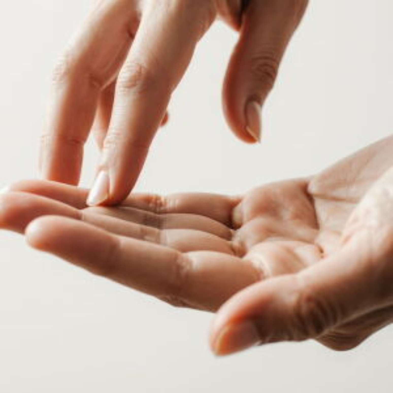 Coceira na mão esquerda: chute a sorte ou descubra o alerta que o corpo está dando