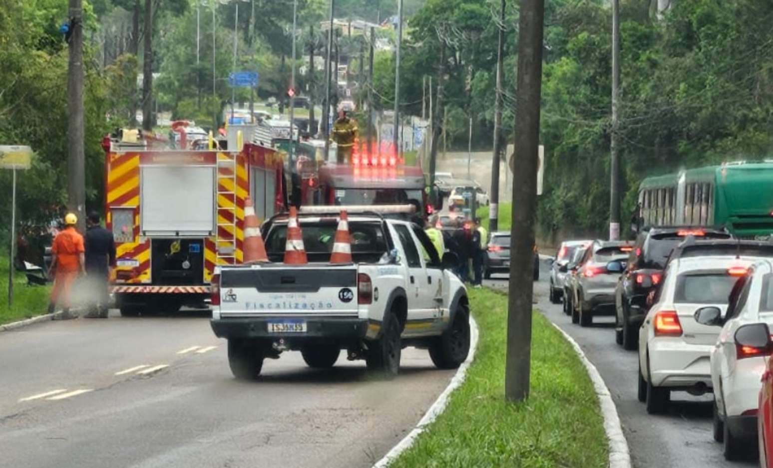 Ônibus perde controle e atinge carro na Lomba do Pinheiro