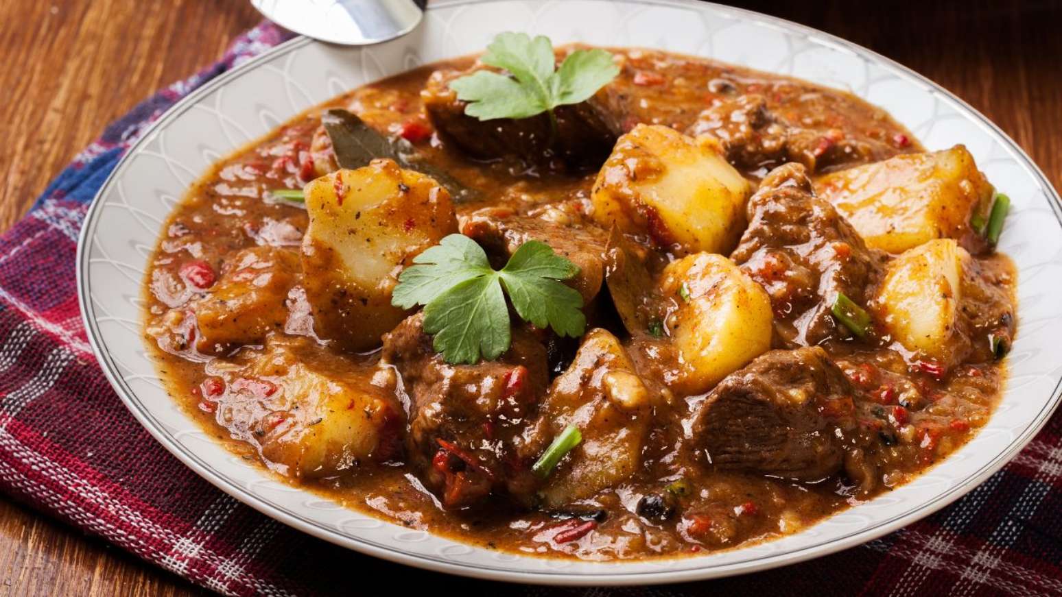 Carne de panela com batatas cozidas: aprenda a fazer o clássico da ...