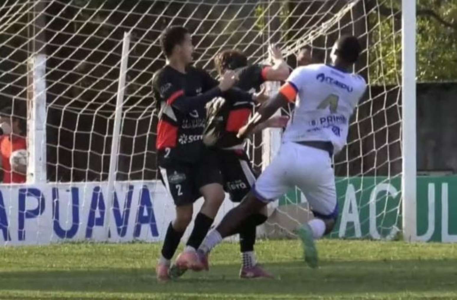 Veja o vídeo! No Paraná, jogador toma soco do adversário e vai parar no ...