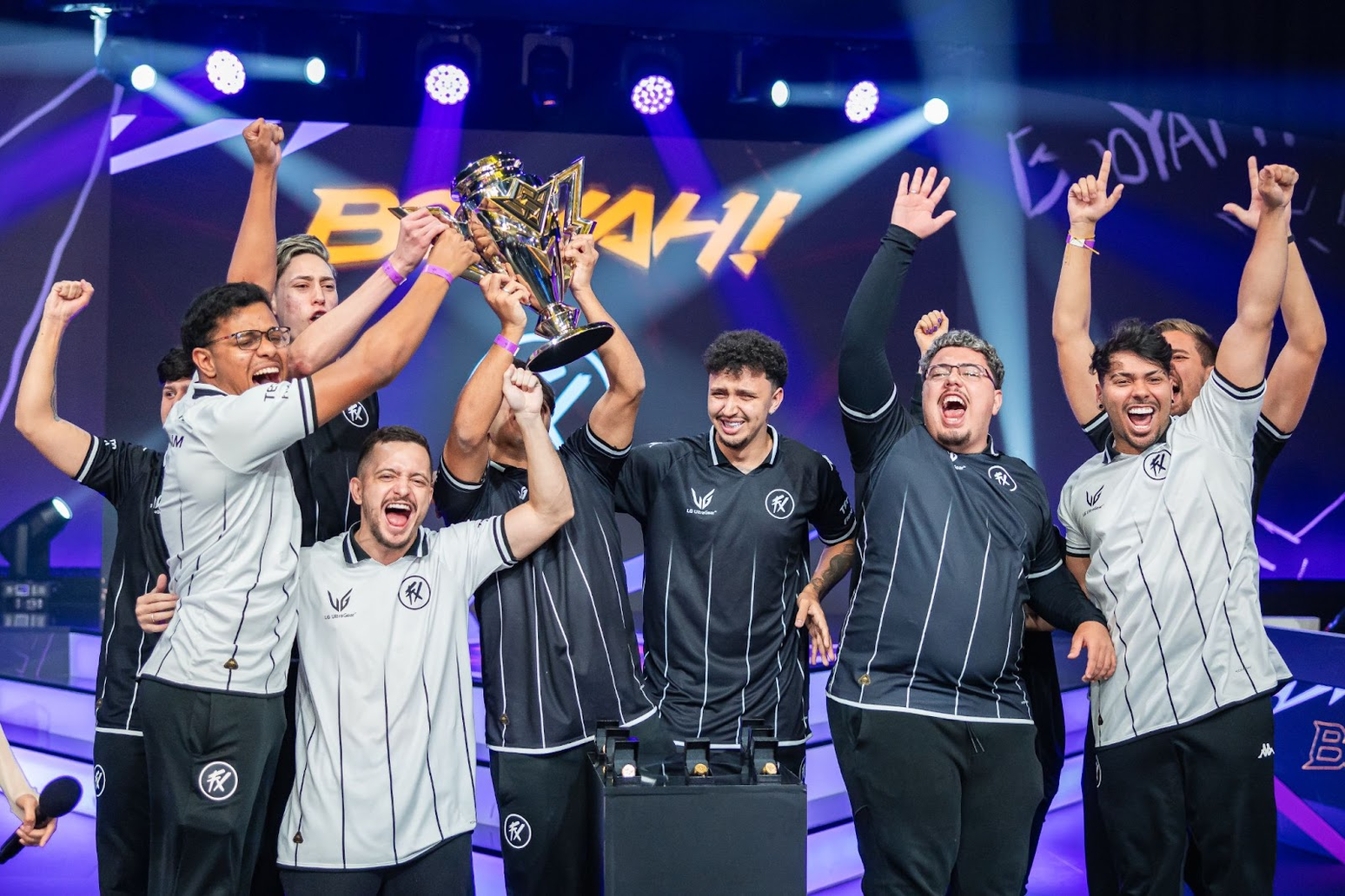 Fluxo vive dia histórico e conquista o tricampeonato de Free Fire