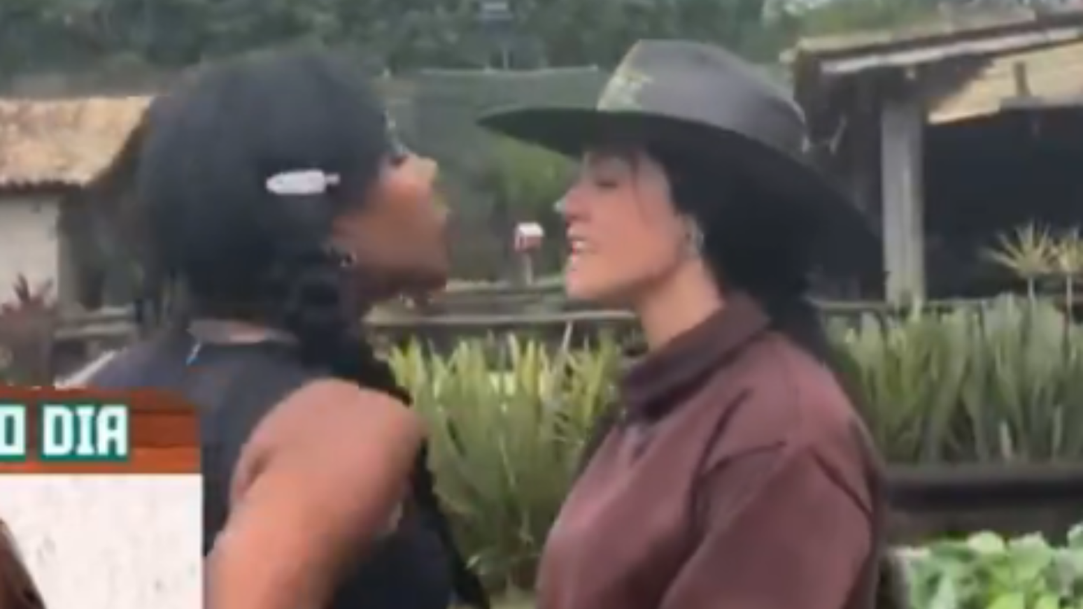A Fazenda 17: Carol cospe no rosto de Rayanne durante trato dos animais; veja o vídeo