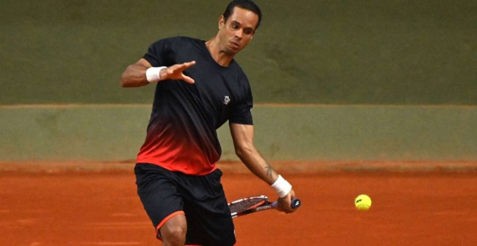 Daniel Silva passa por Thiago Wild em Cali