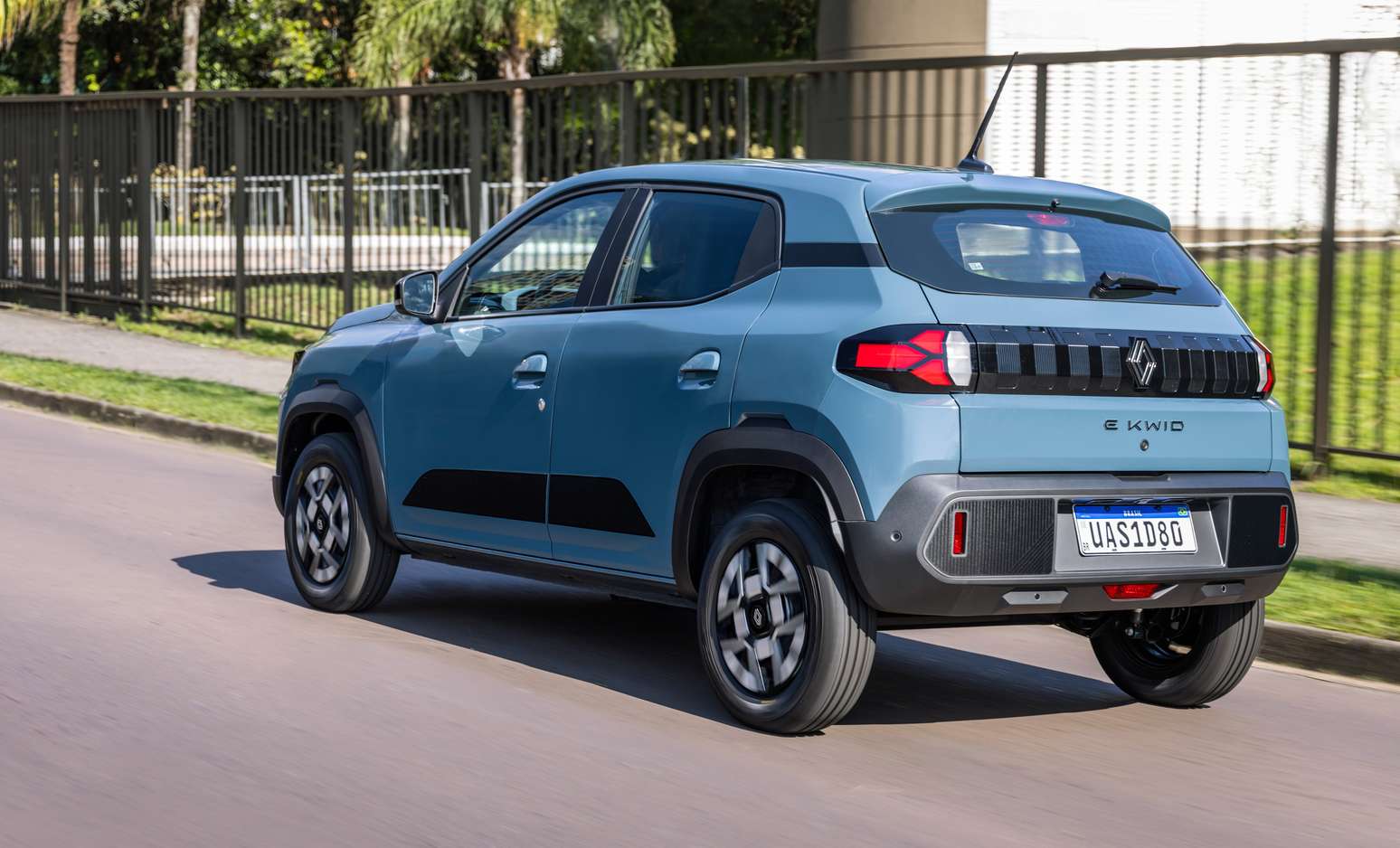 Renault Kwid flex ganhará visual da versão elétrica em 2026 no Brasil