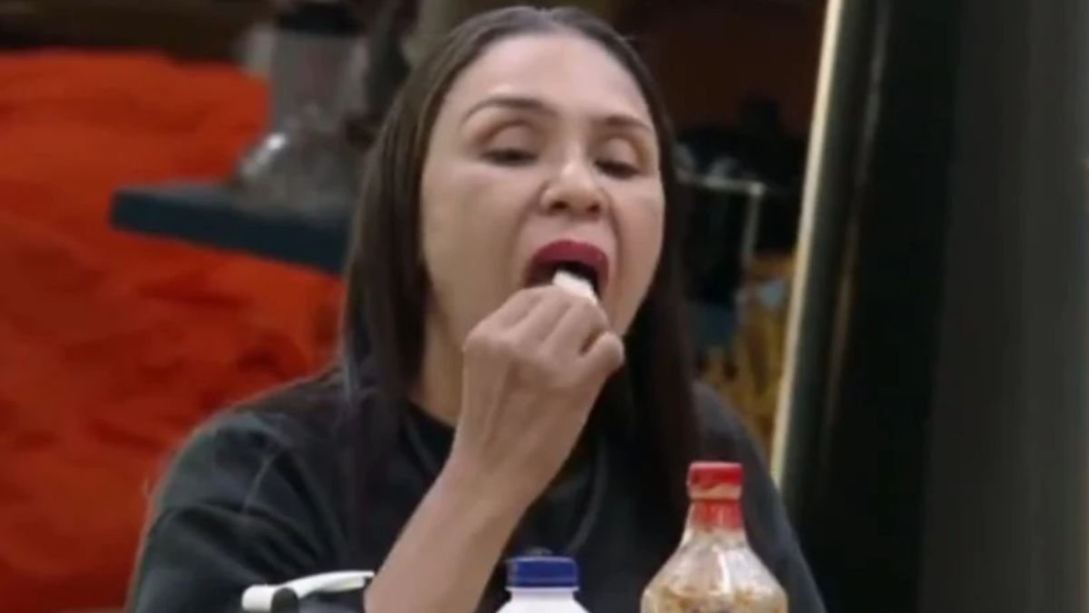 A Fazenda 17: Cansada de racionamento de comida, Yoná se revolta e devora tudo